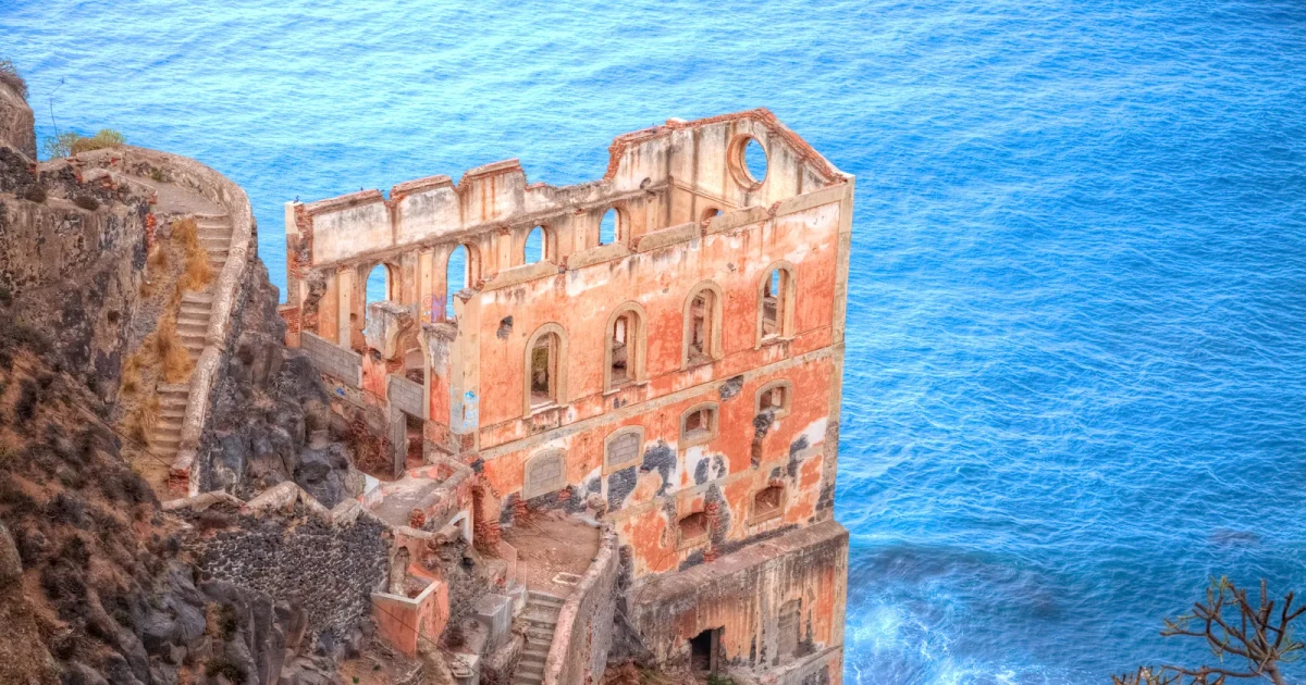 5 Hauntingly Beautiful Abandoned Palaces From Around The World